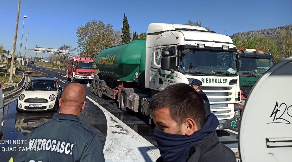 Zapalio se kamion na brzoj cesti u Solinu u smjeru Splita - DALMACIJA DANAS
