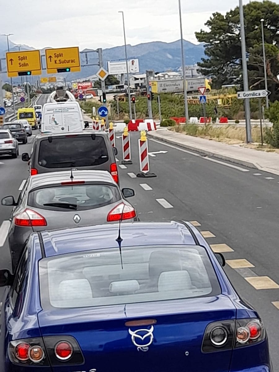 OGROMNA GUŽVA NA BRZOJ CESTI U SMJERU SPLITA Čitatelji nam javljaju: “Sporo se krećemo, kolona ...