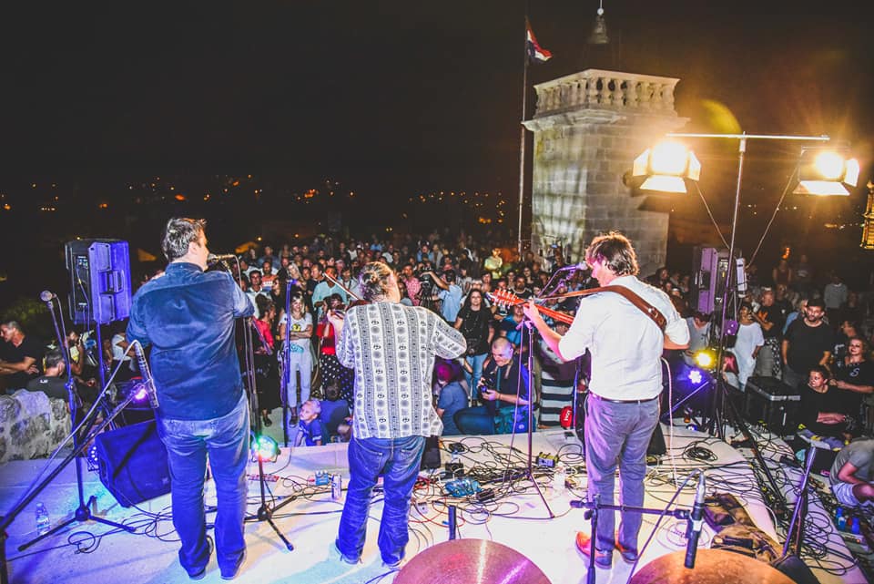 OVAJ VIKEND U SINJU NAS OČEKUJE 4. IZDANJE KAMIČAK ETNO FESTIVALA – sjajna imena world music ...