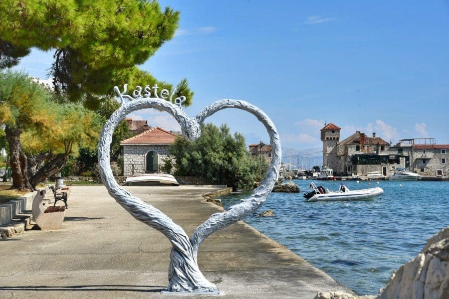 KAŠTELA U SRCU Jeste li ju već primijetili?: Skulptura u obliku srca s natpisom 'Kaštela ...