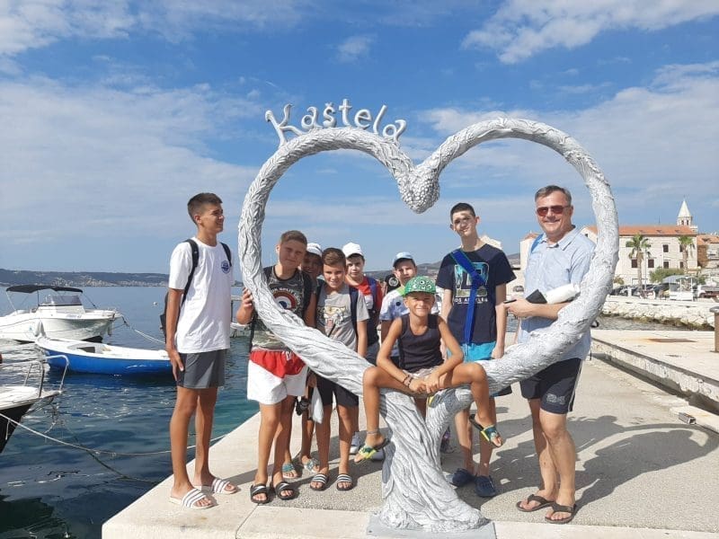 KAŠTELA U SRCU Jeste li ju već primijetili?: Skulptura u obliku srca s natpisom 'Kaštela ...