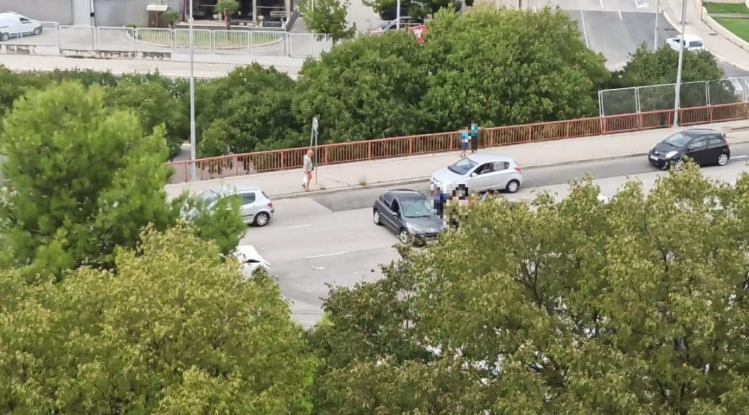 PROMETNA KOD MOTIKE Sudarila se dva automobila, jedna osoba ozlijeđena - DALMACIJA DANAS