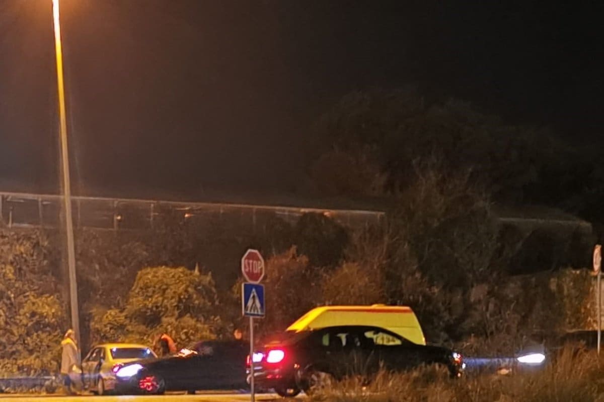 NESREĆA NA SIROBUJI Bmw-om izletio s ceste, vozač prevezen u bolnicu - DALMACIJA DANAS