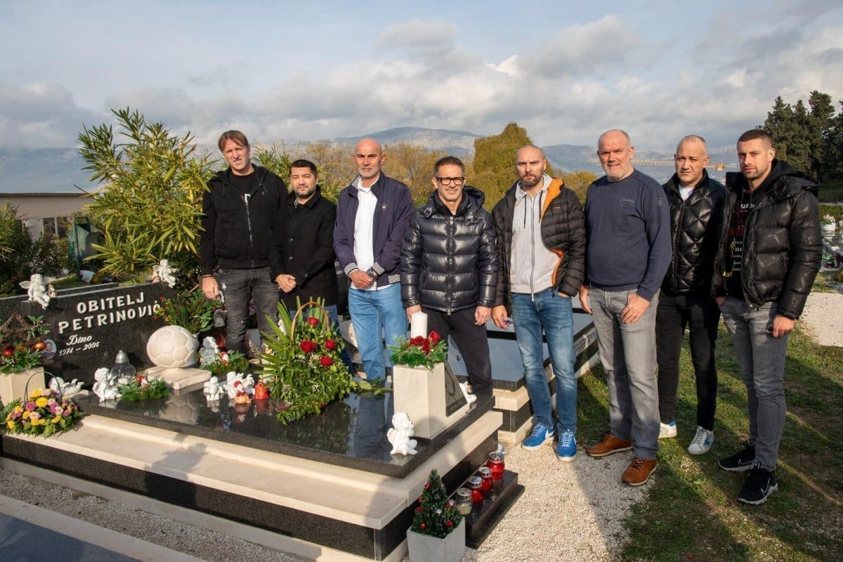 "POČIVAJ U MIRU" Prijatelji posjetili grob legendarnog Dina Petrinovića, postavili su golemu ...