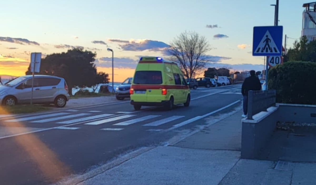 PROMETNA NESREĆA KOD OMIŠA Hitna i policija na mjestu događaja: S prometnice izletio vozač ...
