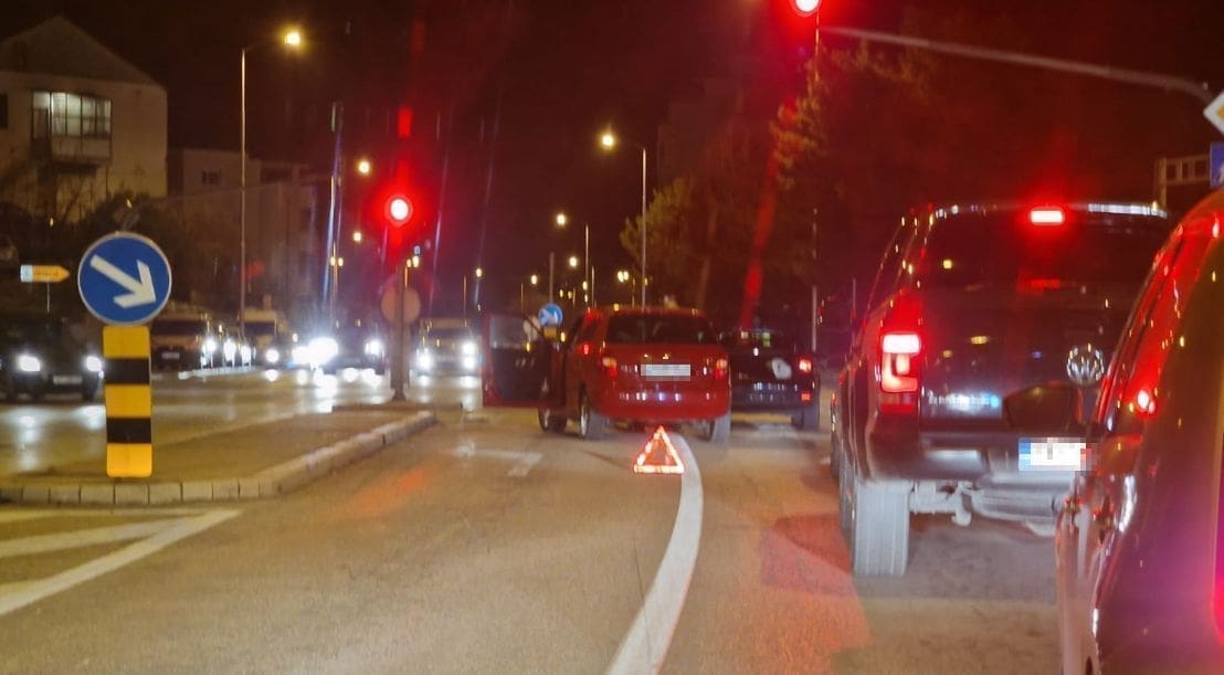 KRŠ I LOM NA KRIŽANJU VELEBITSKE I MATICE HRVATSKE Sudar dvaju automobila, stvara se gužva ...