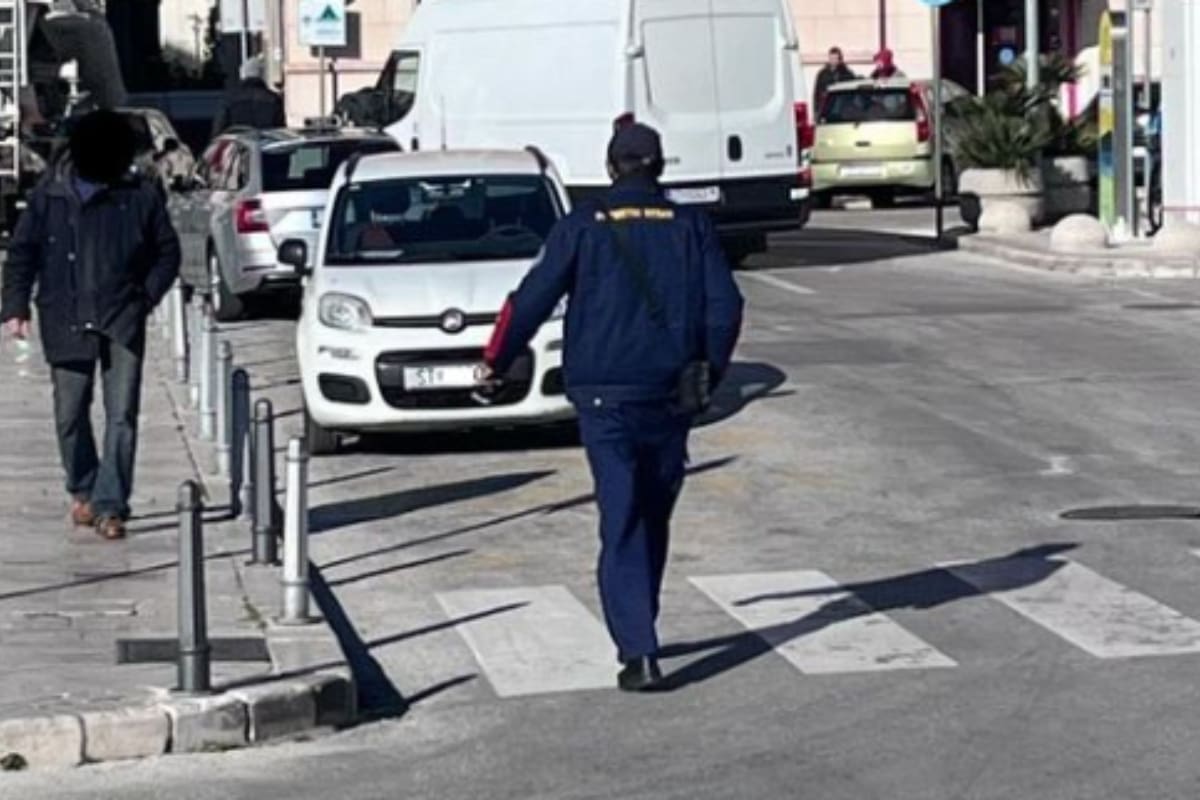 "ON MOŽE ŠTO HOĆE" Ovako se u Splitu (ne) parkira: Prometni redar ušao ...