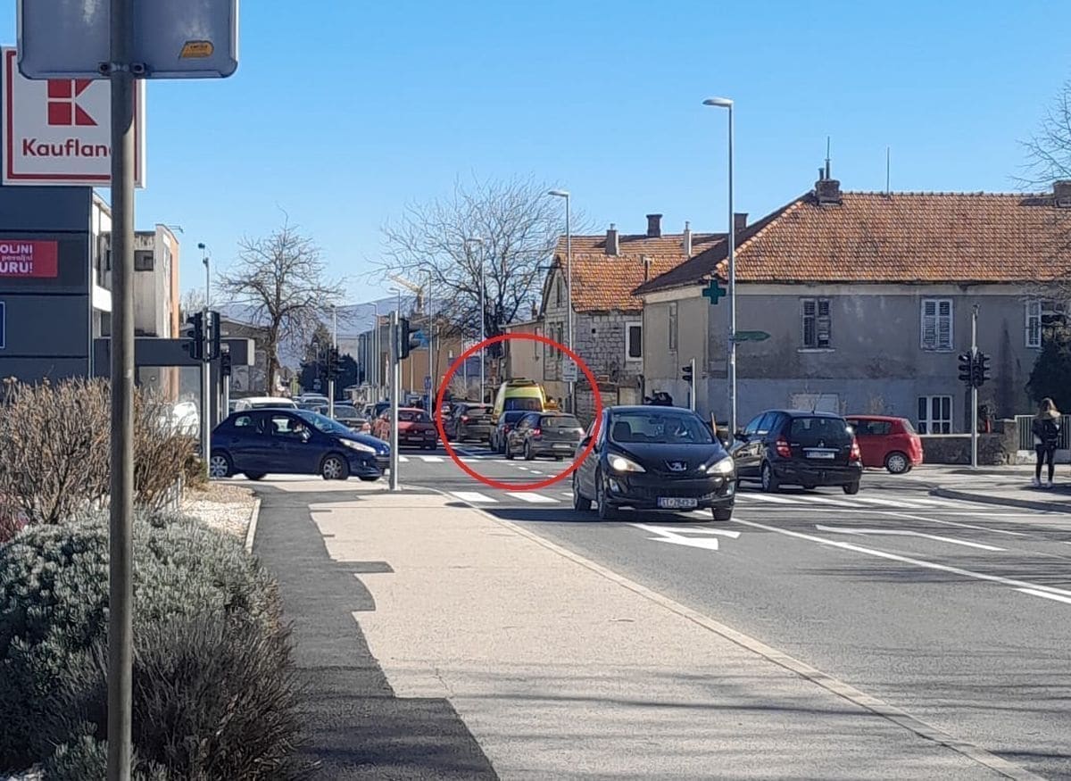 PROMETNA U SINJU Sudarila se dva vozila, jedna osoba prevezena u bolnicu - DALMACIJA DANAS