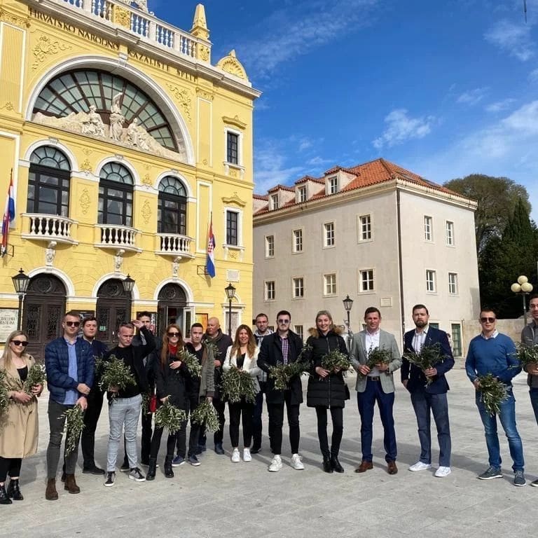 Mladež HDZ-a Split dijelila maslinove grančice za Cvjetnicu - DALMACIJA ...