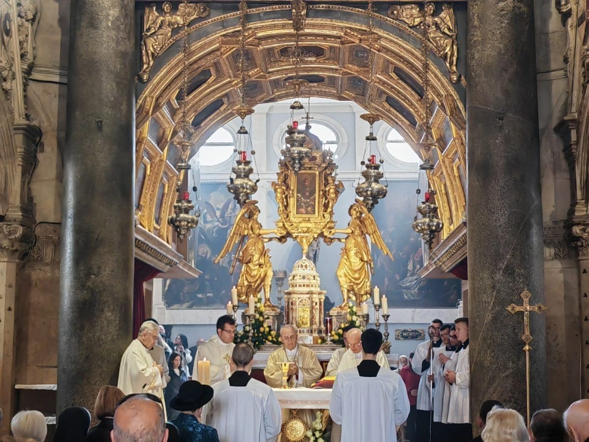 [VIDEO] Uskrsno slavlje u splitskoj prvostolnici. Mons. Puljić: "Svijet ...