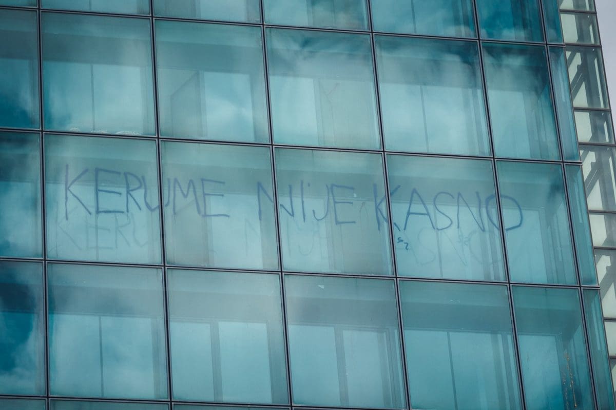 JESTE LI PRIMIJETILI OVAJ DETALJ? Na hotelu Marjan ostavljena poruka, pogledajte kome je upućena ...