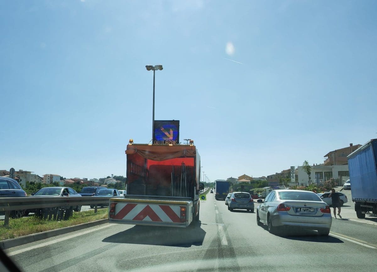 PROMETNA NA SIROBUJI Sudar automobila i teretnog vozila - DALMACIJA DANAS