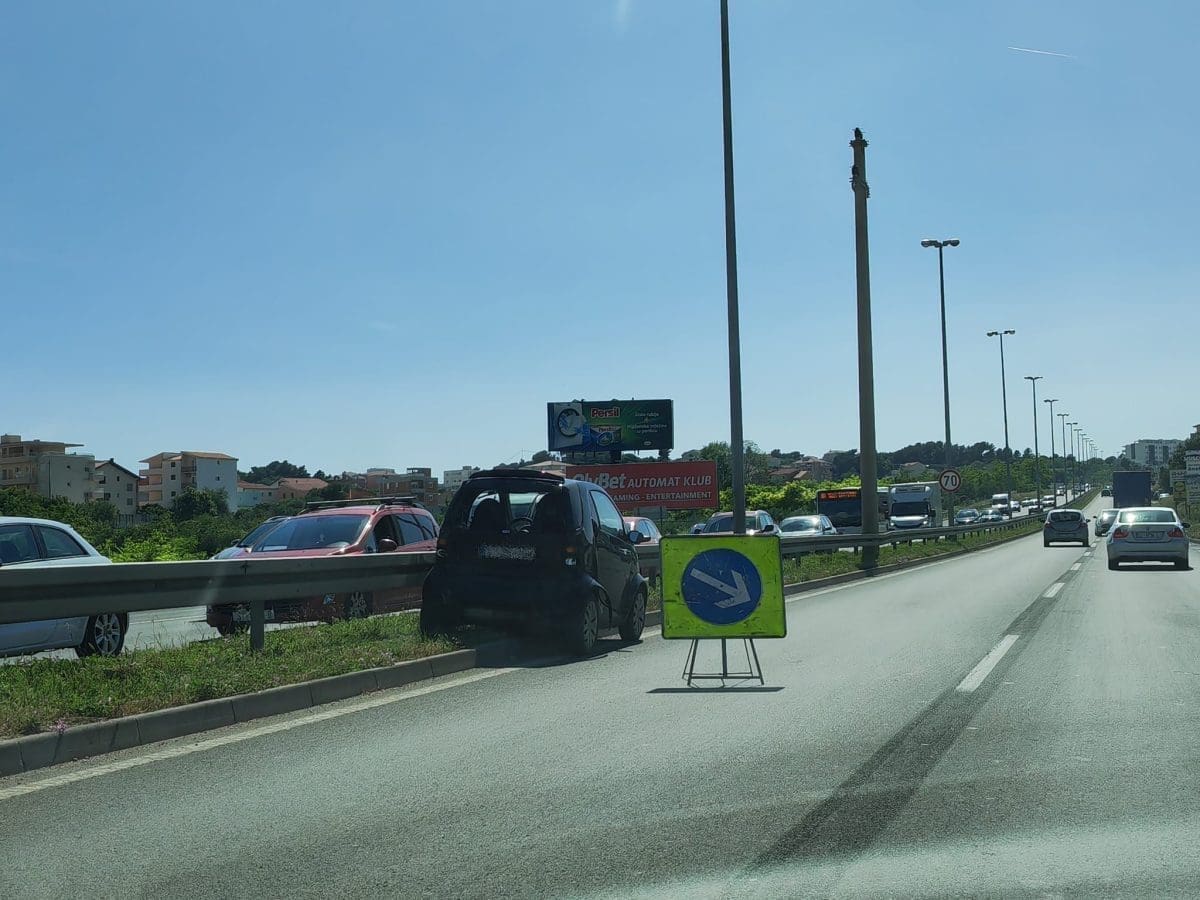 PROMETNA NA SIROBUJI Sudar automobila i teretnog vozila - DALMACIJA DANAS