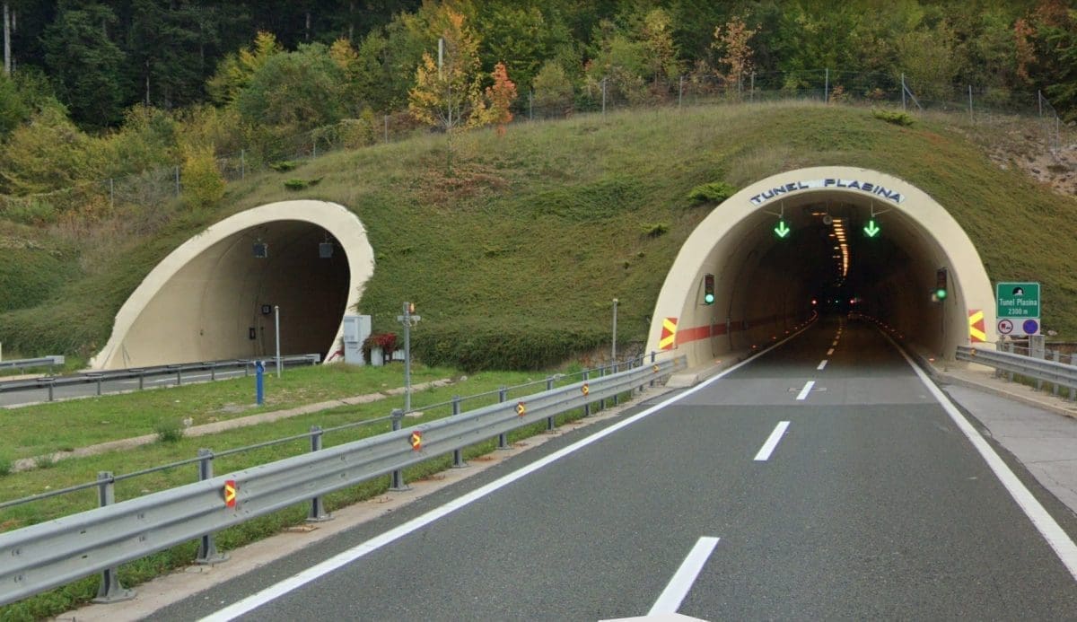 Auto je u kvaru u tunelu na Dalmatini, vozi se uz ograničenje brzine - DALMACIJA DANAS