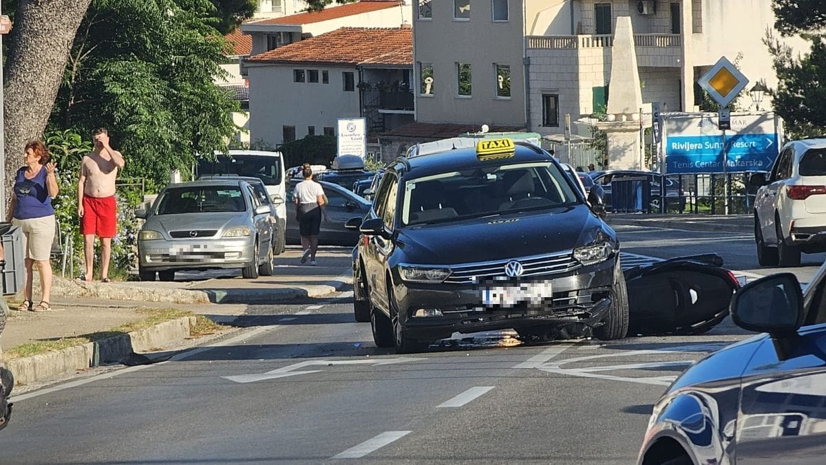 PROMETNA NA ULAZU U MAKARSKU Sudar osobnog vozila i motora - DALMACIJA DANAS