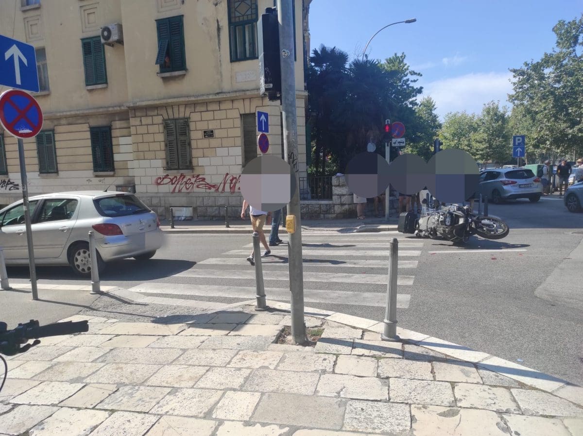 PROMETNA U CENTRU SPLITA Motor završio na cesti, dojurila Hitna - DALMACIJA DANAS