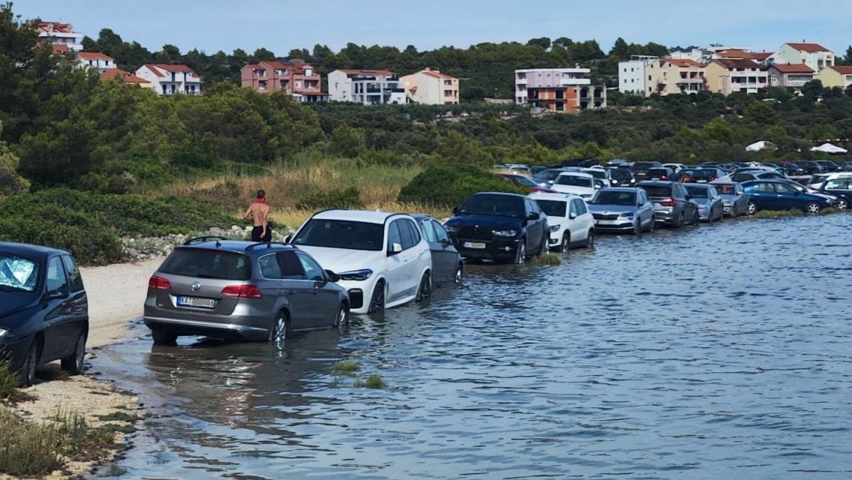 ŠOK ZA TURISTE U DALMACIJI Parkirali tik do mora, a onda je krenula ...