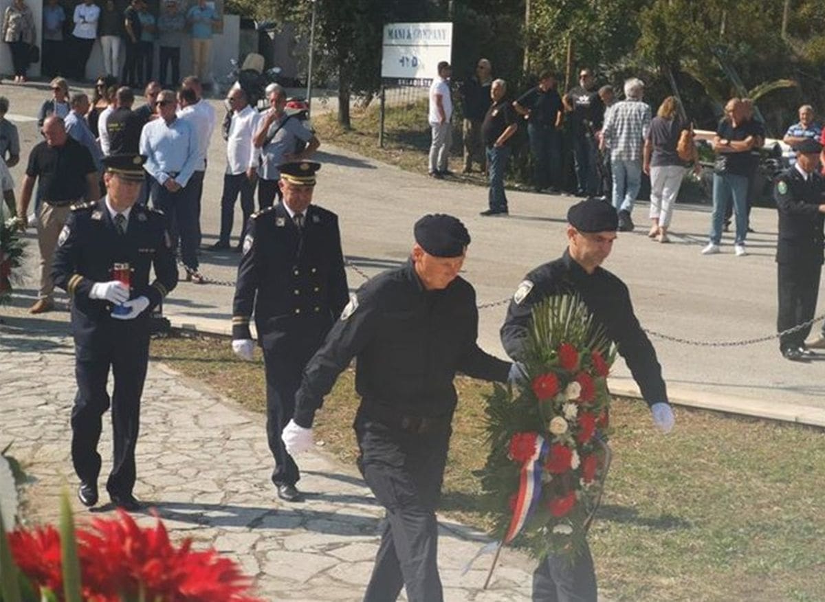 Predstavnici PU dubrovačko-neretvanske polaganjem vijenca i paljenjem svijeće odali počast ...