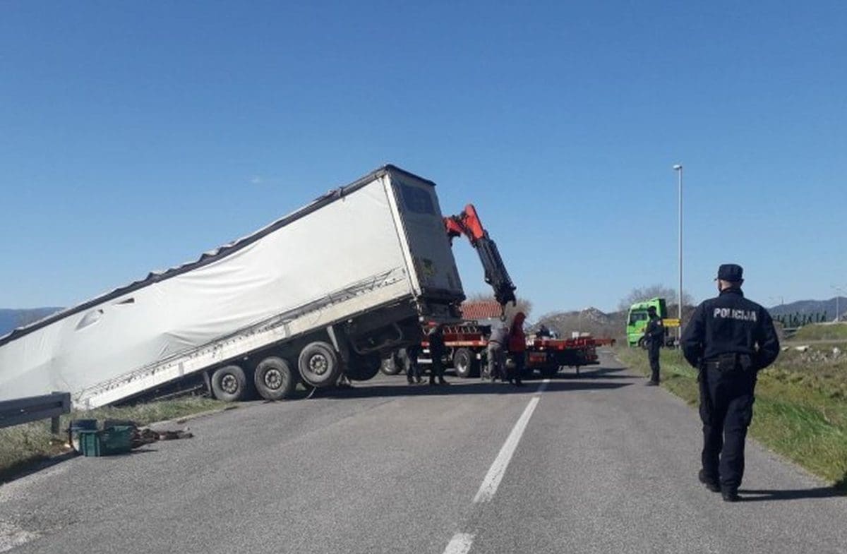 PROMETNA NESREĆA U BLIZINI PRUGOVA Prevrnuo se kamion s prikolicom, cesta zatvorena za promet ...