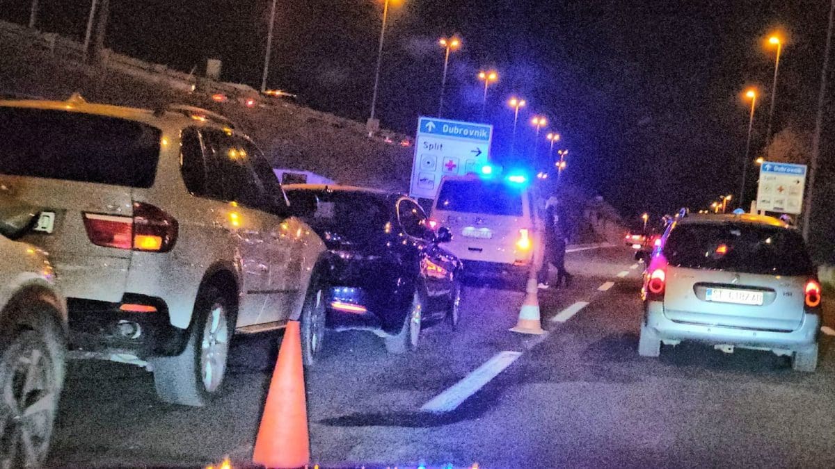 NESREĆA NA ULAZU U GRAD Sudarila se tri automobila - DALMACIJA DANAS