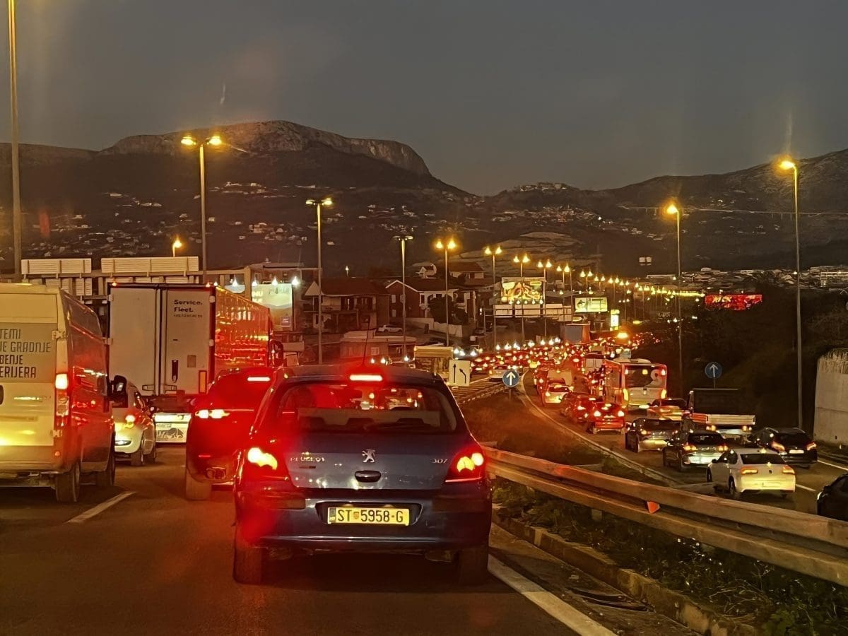 I dalje vlada kilometarska kolona na glavnom cestovnom izlazu iz Splita prema Solinu: "Ni ...