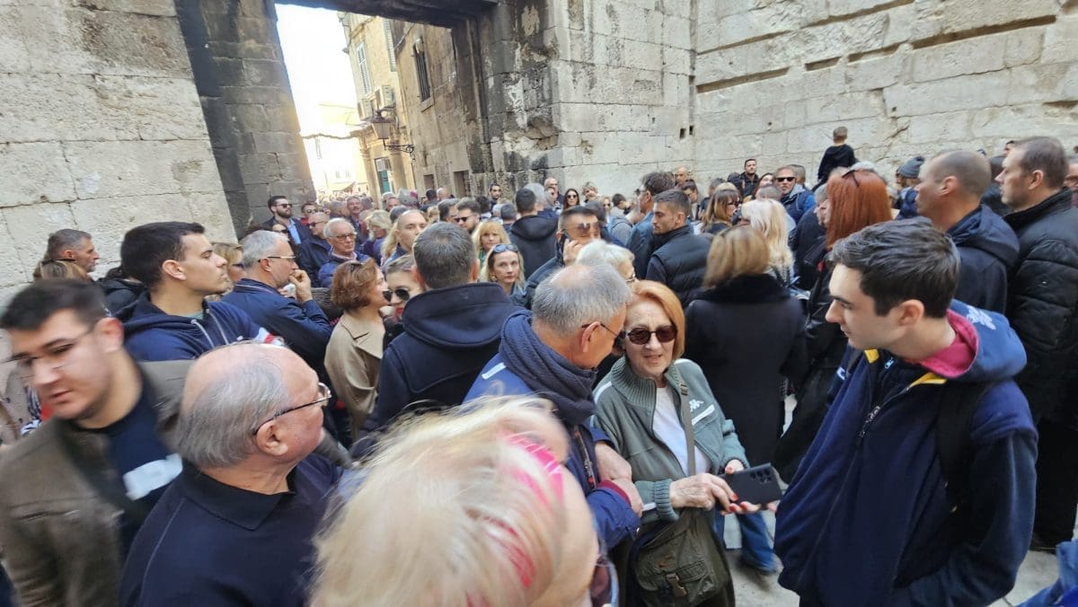 KLAPE ZAGRIJAVAJU GLASNICE Mnogobrojni okupljeni čekaju početak fešte ...