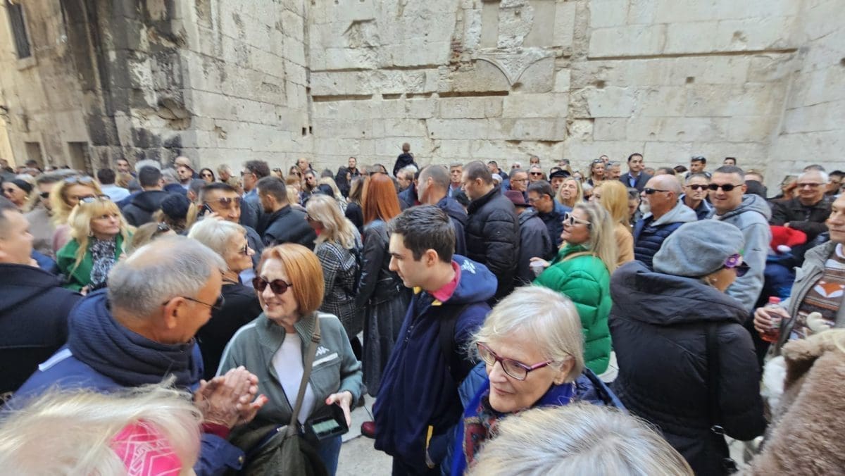 KLAPE ZAGRIJAVAJU GLASNICE Mnogobrojni okupljeni čekaju početak fešte ...