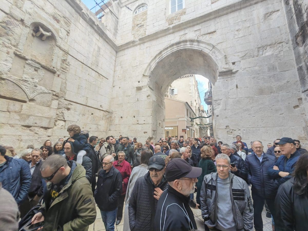 (FOTO I VIDEO) FEŠTA ZA KRAJ GODINE Centar Splita pun za Silvestrovo ...