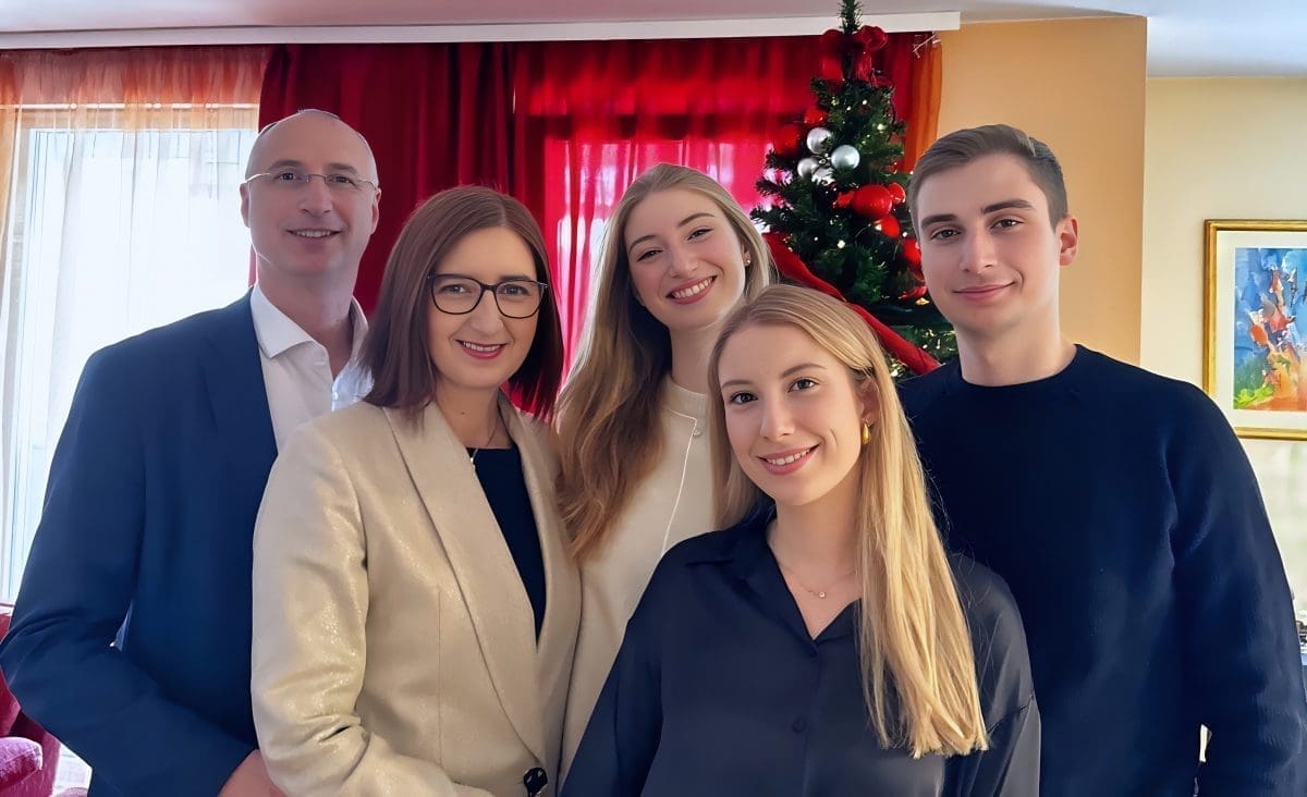 Puljak objavio obiteljsku fotografiju iz Splita, ljudi ih zasuli dobrim željama. Ipak, neko je ...