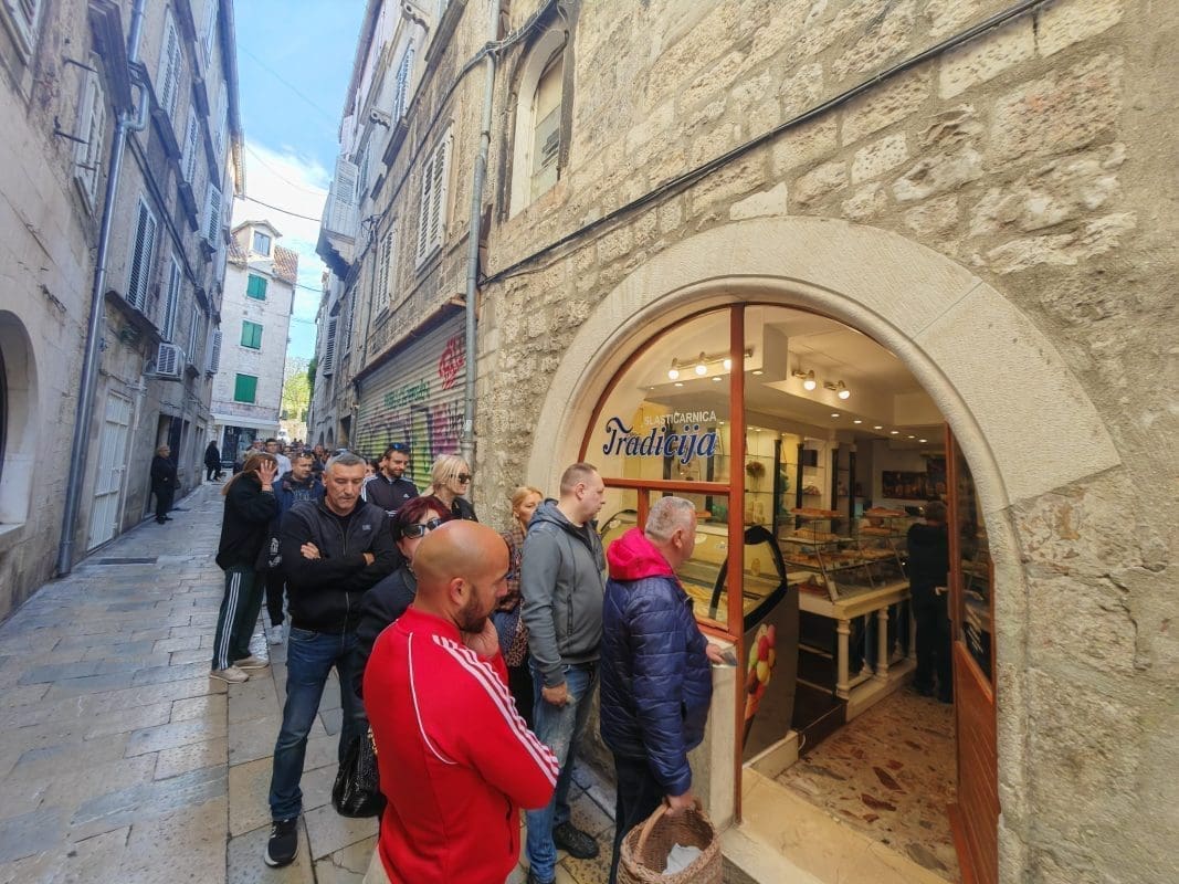 (FOTO) Ogroman red za sirnice u Tradicije: "Došli smo u 6.30 i nije nam ...