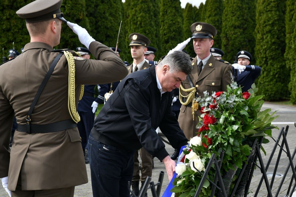 Milanović odao počast hrvatskim braniteljima Vukovara na Memorijalnom groblju žrtava iz ...