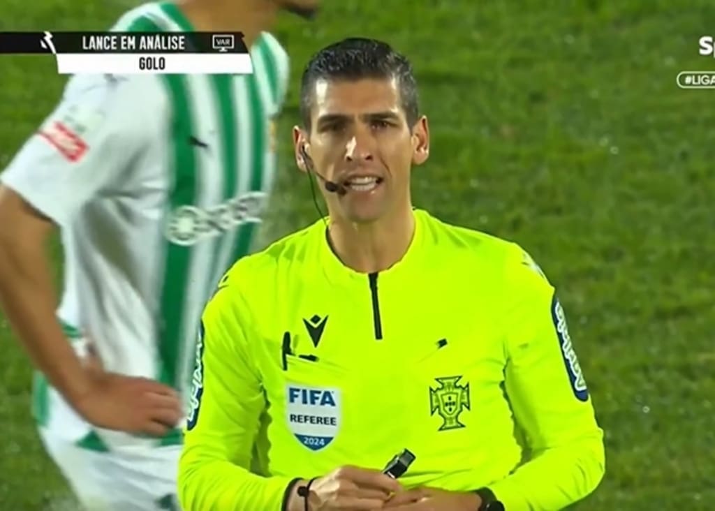 (VIDEO) MOŽE I DRUGAČIJE Sudac pomoću VAR-a poništio gol pa preko ...