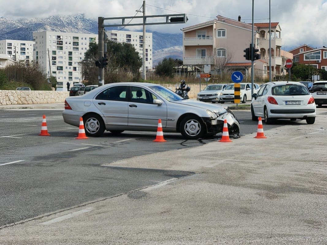 PROMETNA NESREĆA U VUKOVARSKOJ ULICI U SPLITU Nastale su gužve, budite oprezni! - DALMACIJA DANAS
