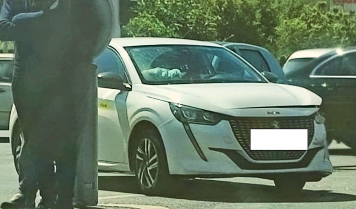 OGROMNE GUŽVE U ULICI DOMOVINSKOG RATA U SPLITU Razbijeni automobili su na prometnici, policija ...
