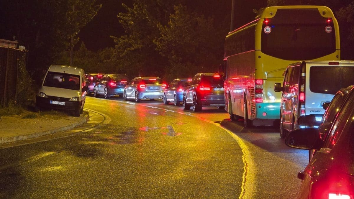 KRKLJANAC U SVIM SMJEROVIMA Kilometarska kolona na gotovo svim prometnicama u smjeru Splita ...