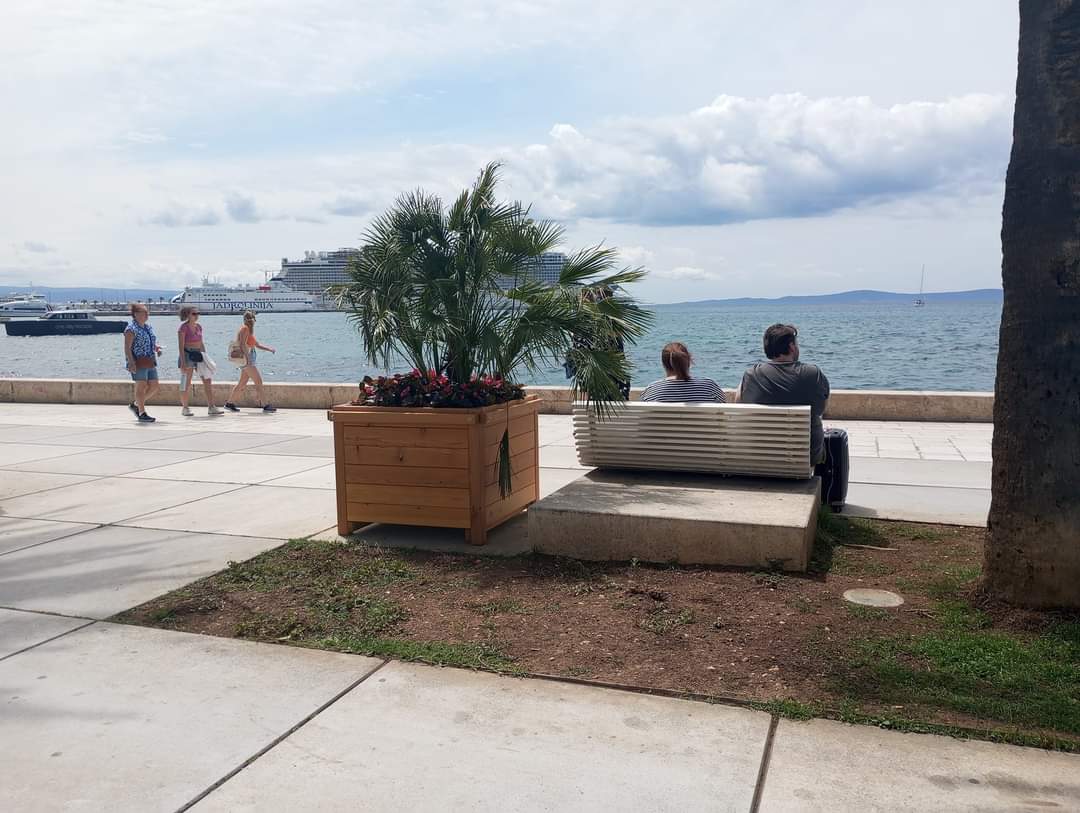 GRAĐANI I GOSTI SE ČUDOM ČUDE Doznajemo tko i zašto je postavio neobične pitare na splitsku Rivu ...