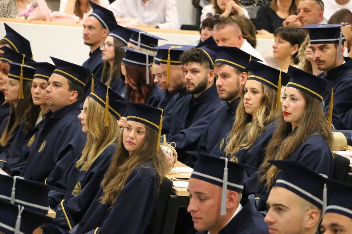 VELIKI DAN ZA SPLITSKE STUDENTE Promovirani studenti Pomorskog fakulteta: "Mladi ljudi vole ...