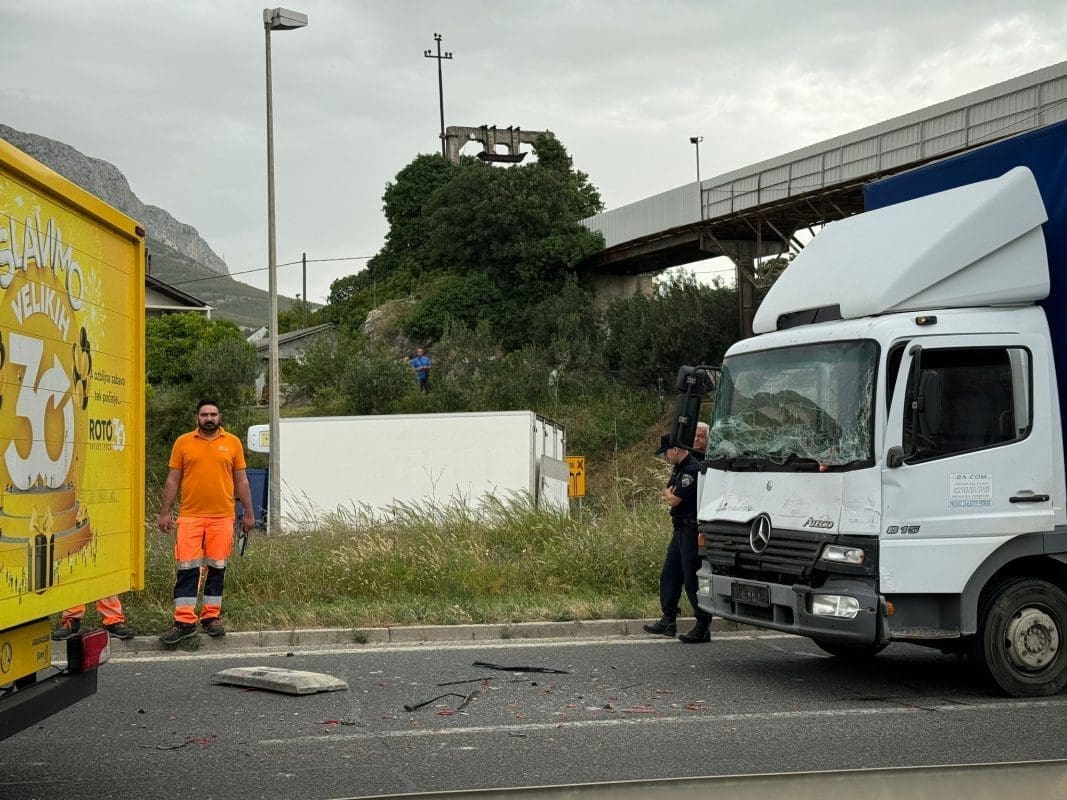 PROMETNA NESREĆA KOD SVETOG KAJA Kilometarska kolona u smjeru Splita i Kaštela. Vozi se uz ...