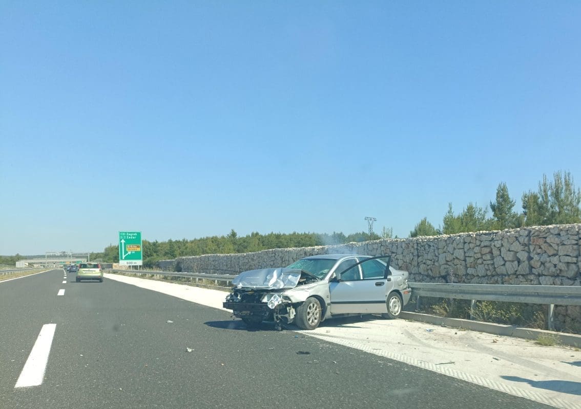 Zbog prometne nesreće na Dalmatini vozi se uz ograničenje brzine - DALMACIJA DANAS