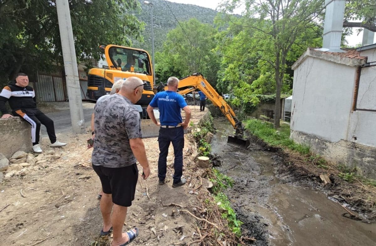NA ISTOKU SPLITA ČISTILI POTOK Pukla cijev, mještani ostali bez vode - DALMACIJA DANAS