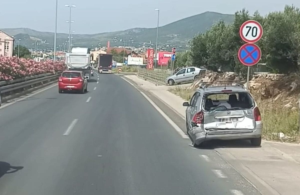 PROMETNA NA JADRANSKOJ MAGISTRALI Sudar osobnog i teretnog vozila, jedna osoba ozlijeđena ...