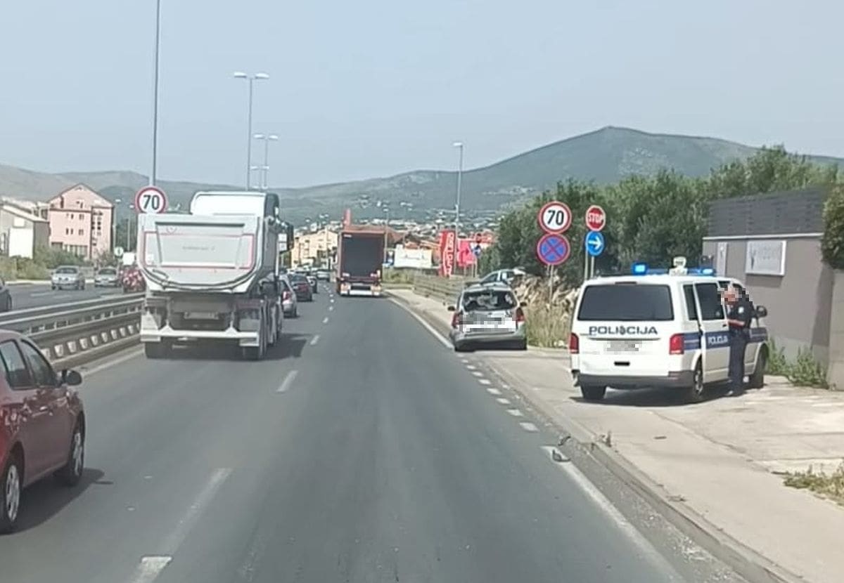 PROMETNA NA JADRANSKOJ MAGISTRALI Sudar osobnog i teretnog vozila, jedna osoba ozlijeđena ...