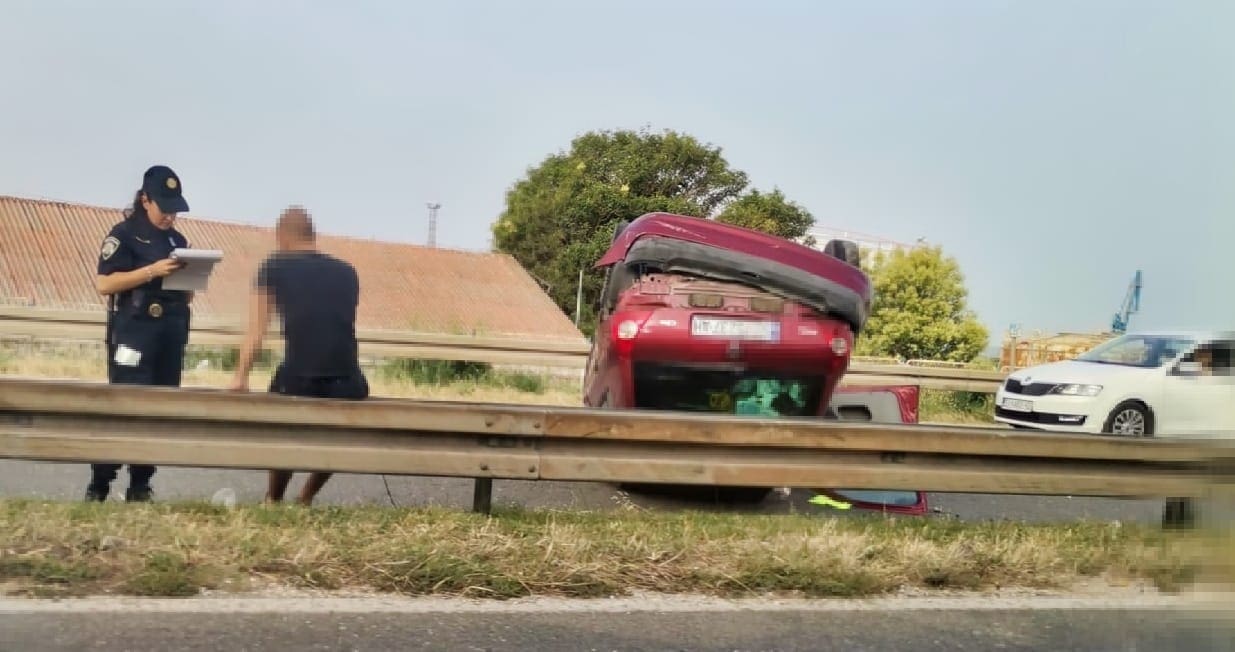 AUTOMOBIL ZAVRŠIO NA KROVU Jedna osoba ozlijeđena u sudaru auta i teretnog vozila, na teren ...
