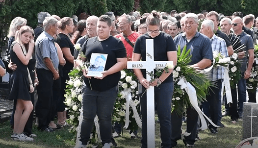 BOLNI PRIZORI U SLAVONIJI Pokopan je dječak kojeg je usmrtio pijani vozač: "Podmetnuo je svoja ...