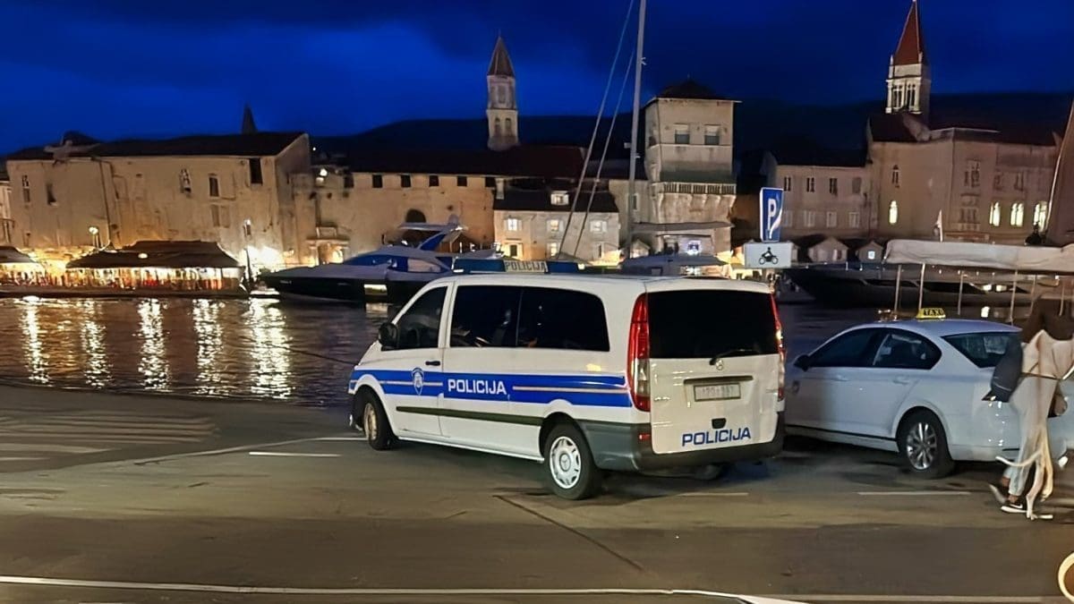 Što se to događa kod Trogira? Brojna policija u blizini Čiova, puno auta se zaustavlja: "Na ...