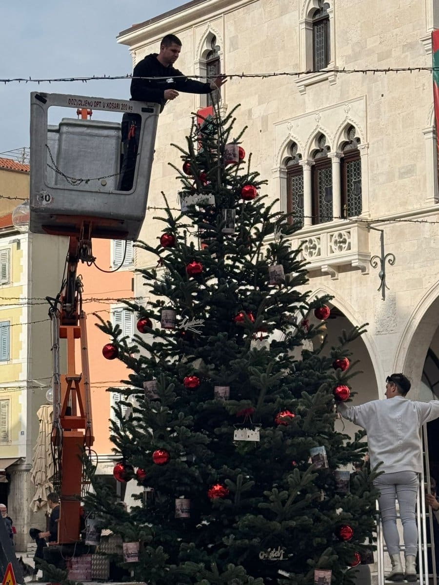 Adventski vijenac osvanuo na Peristilu, pogledajte kako izgleda ...