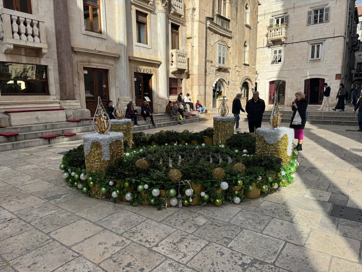 Adventski vijenac osvanuo na Peristilu, pogledajte kako izgleda ...