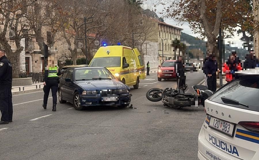 PROMETNA U OMIŠU Sudar motora i auta. Motociklist ozlijeđen - DALMACIJA DANAS