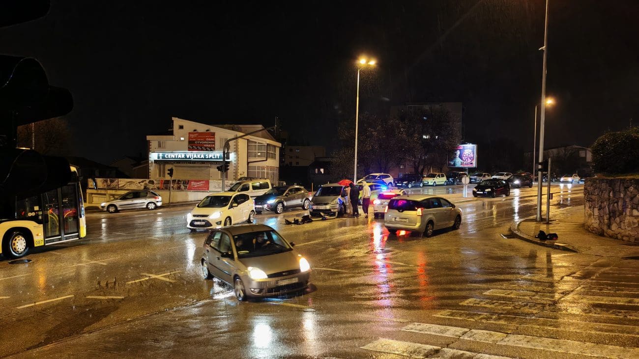 Prometna nesreća u Splitu, čovjek autom udario u semafor - DALMACIJA DANAS