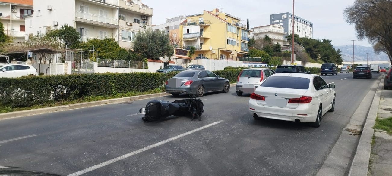 Prometna nesreća na Poljičkoj, sudarila se dva auta i motocikl - DALMACIJA DANAS